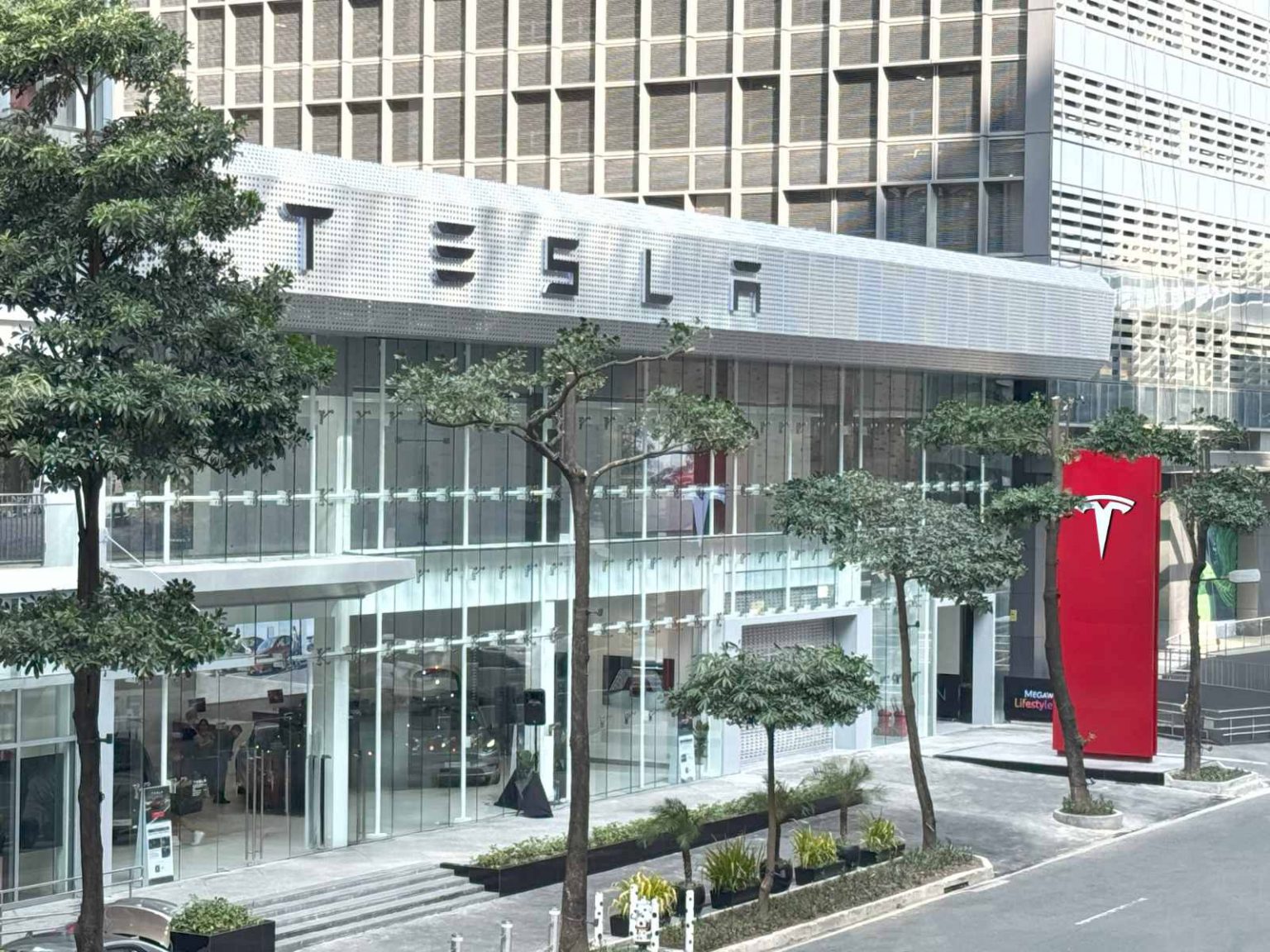 Global giants JPMorgan Chase, TESLA expand to Uptown BGC - THEPHILBIZNEWS